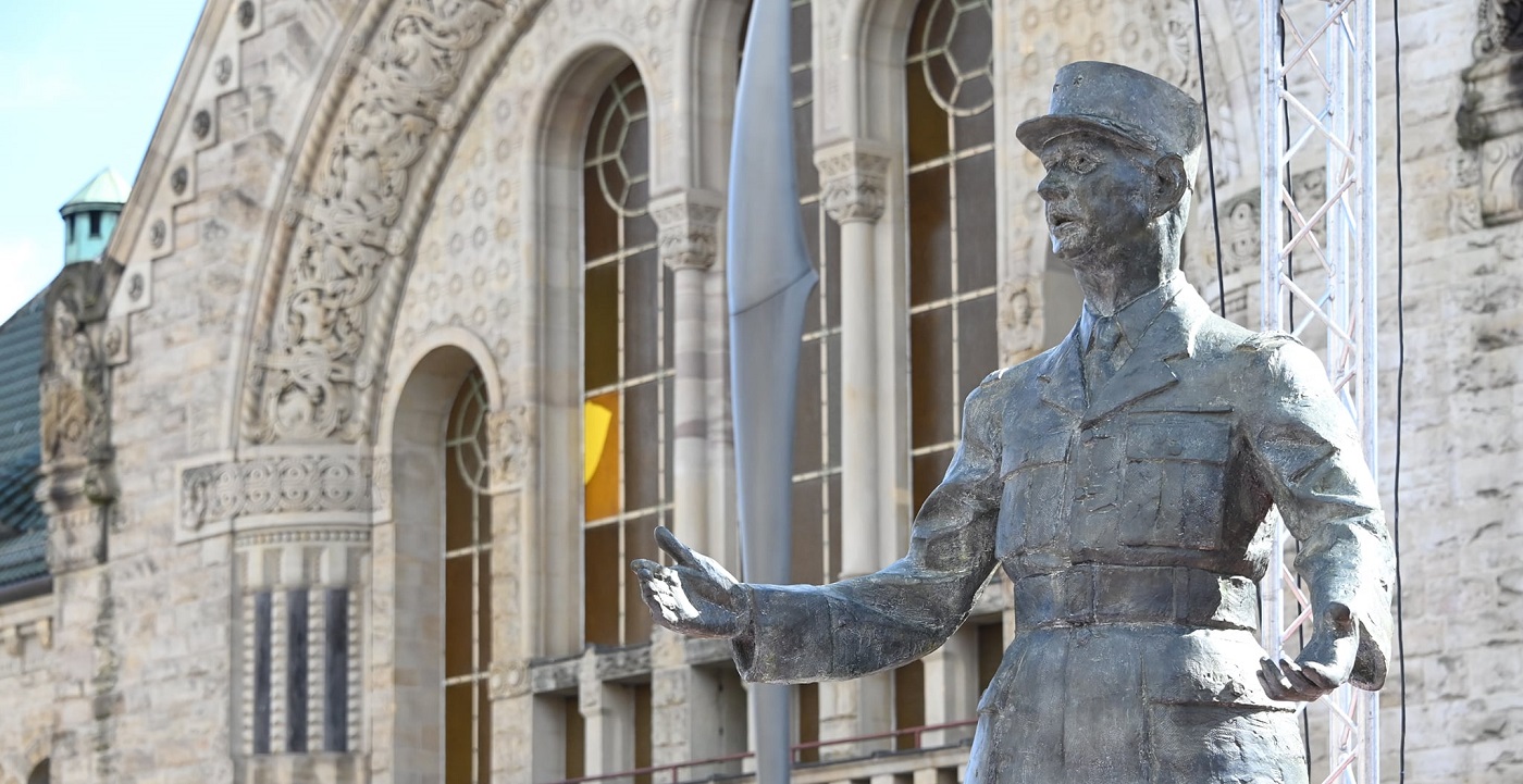 La statue du Général De Gaulle inaugurée devant la Gare de Metz - BLE ...